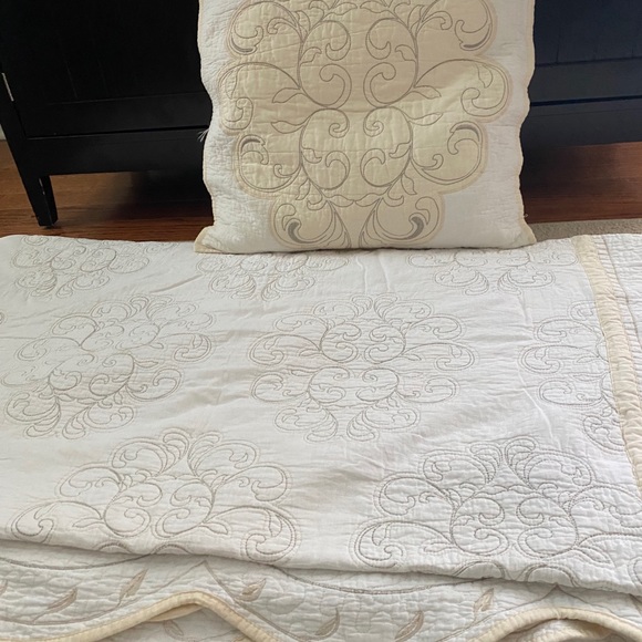 Lenox | Bedding | Lenox Quilt For King Bed And Matching Pillow | Poshmark